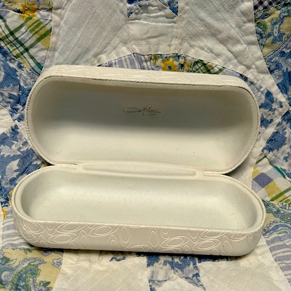 Oakley | Accessories | Oakley Logo White Pill Clamshell Shaped Eyewear ...